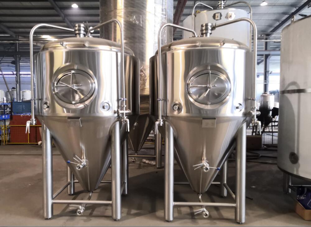 Dry hopping in Tiantai beer fermentation tank to create tropical fruity ...